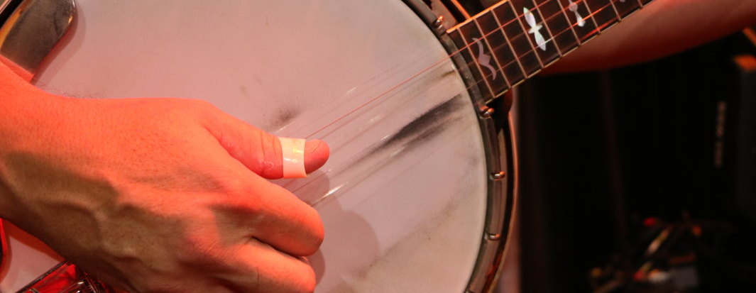 Beginner Banjo Lesson - The Alternating Thumb Roll [Banjo] | Tunefox